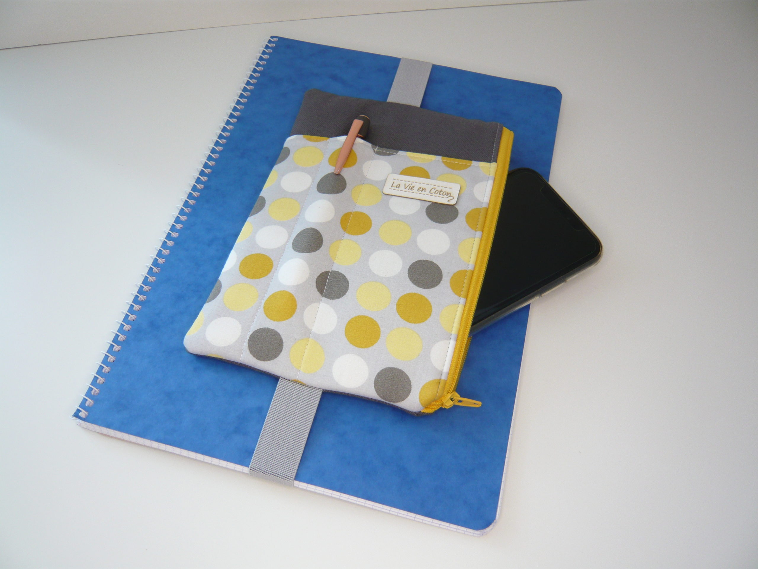 Trousse plate élastique pour cahier A4 « LiLy » – La vie en coton