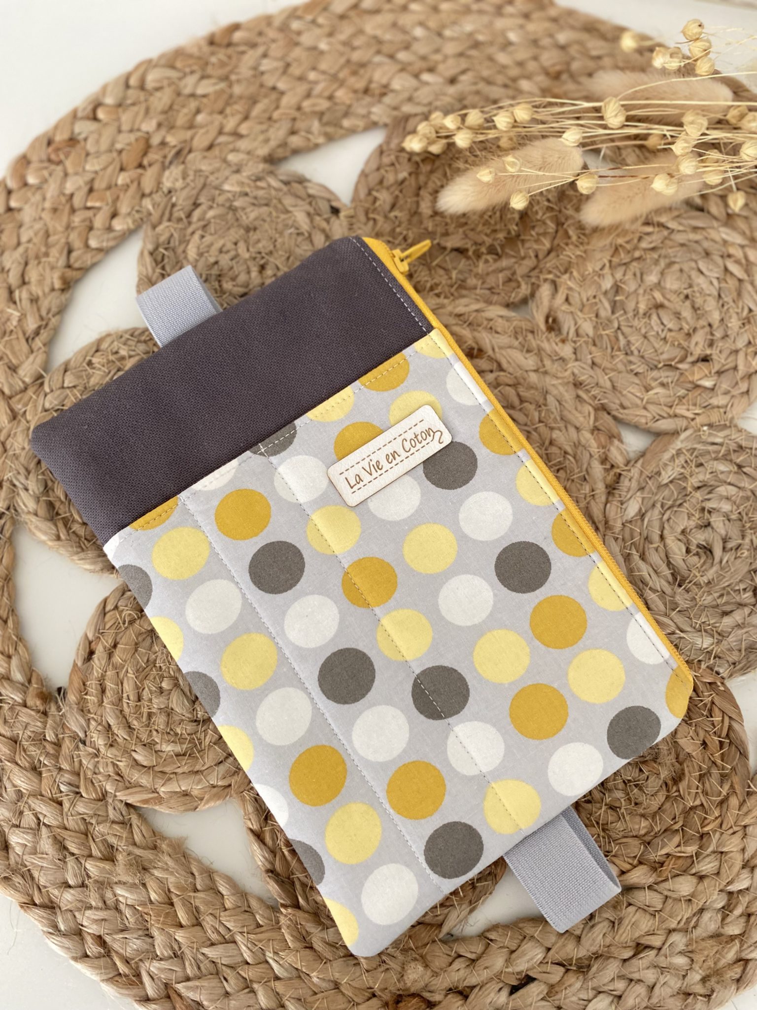 Trousse plate élastique pour cahier A4 « LiLy » – La vie en coton